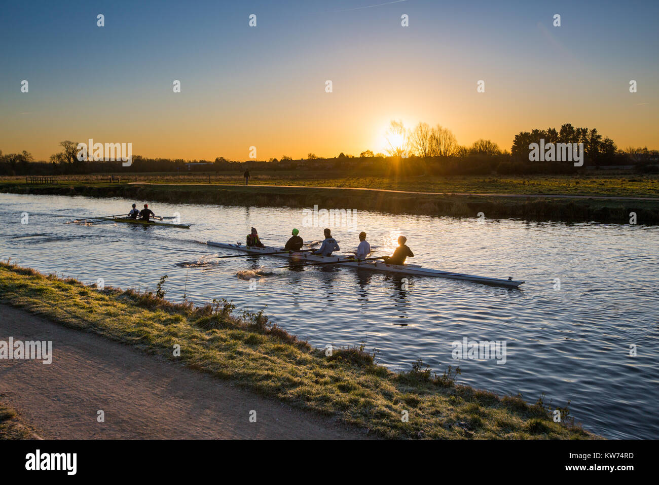 CAMBRIDGE UNIVERSITY STUDENTS ROWING ON THE RIVER CAM IN CAMBRIDGE ...