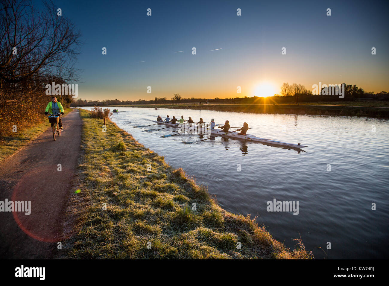 CAMBRIDGE UNIVERSITY STUDENTS ROWING ON THE RIVER CAM IN CAMBRIDGE ...