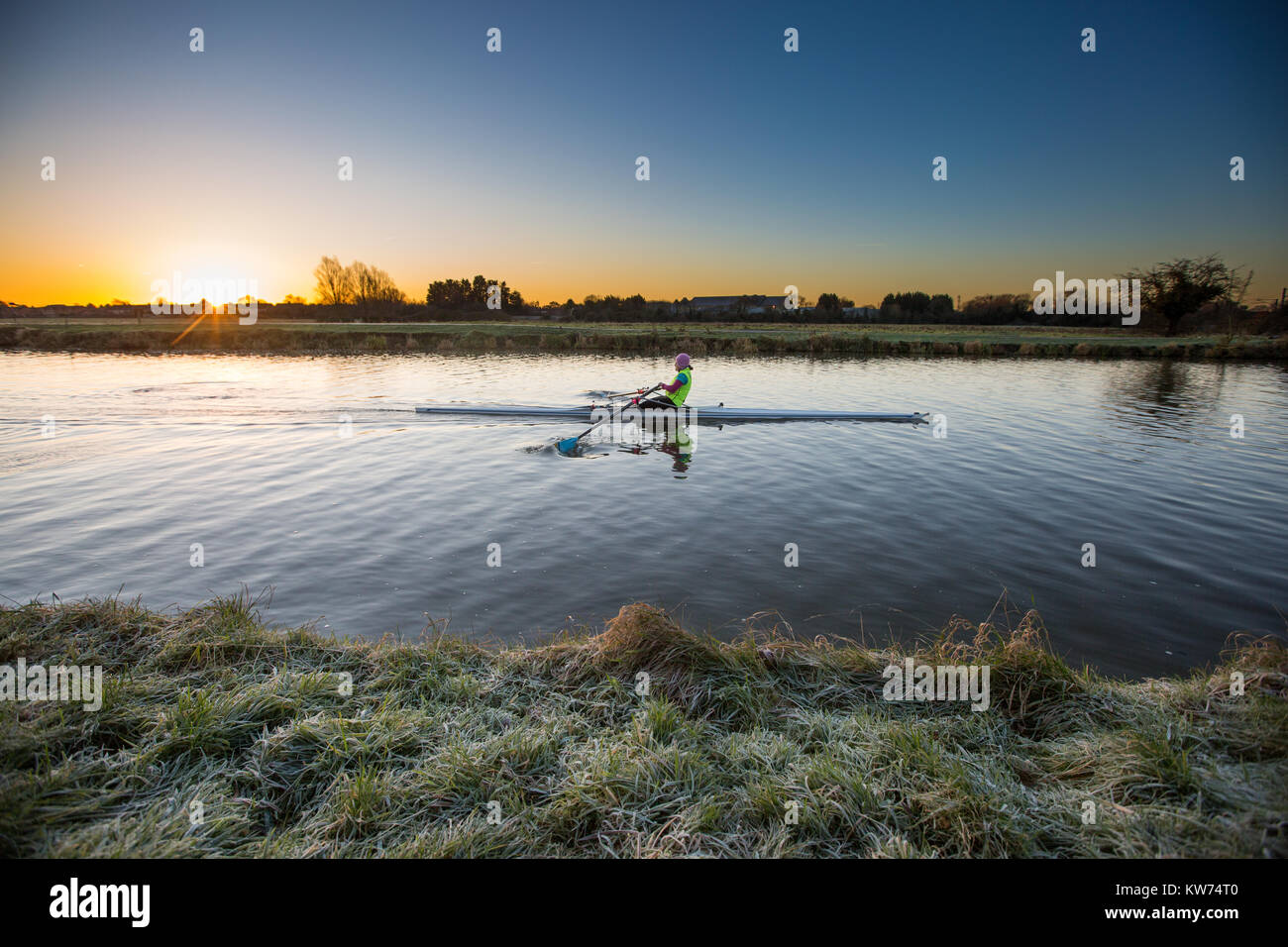 CAMBRIDGE UNIVERSITY STUDENTS ROWING ON THE RIVER CAM IN CAMBRIDGE ...