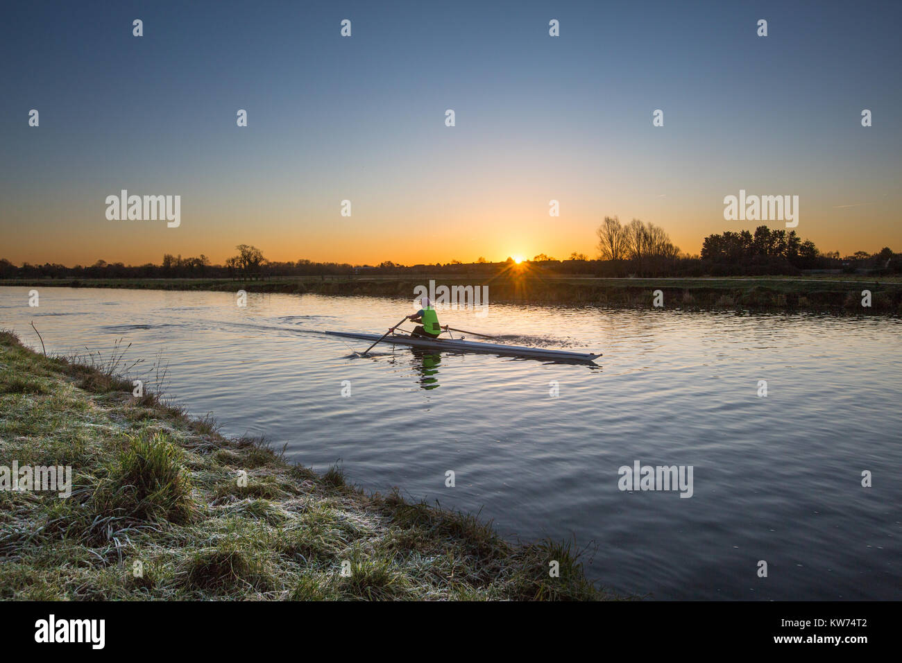 CAMBRIDGE UNIVERSITY STUDENTS ROWING ON THE RIVER CAM IN CAMBRIDGE ...