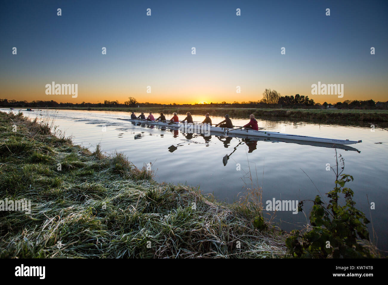 CAMBRIDGE UNIVERSITY STUDENTS ROWING ON THE RIVER CAM IN CAMBRIDGE ...