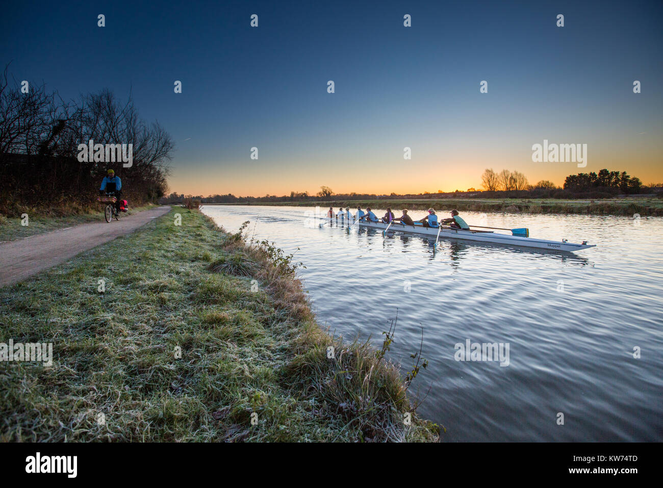 CAMBRIDGE UNIVERSITY STUDENTS ROWING ON THE RIVER CAM IN CAMBRIDGE ...
