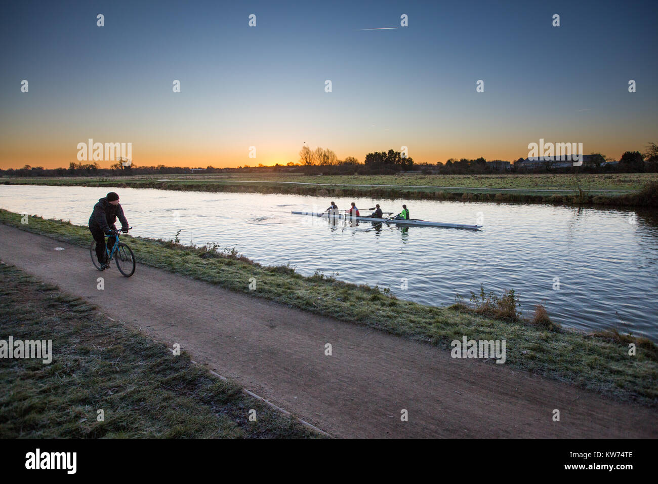 CAMBRIDGE UNIVERSITY STUDENTS ROWING ON THE RIVER CAM IN CAMBRIDGE ...