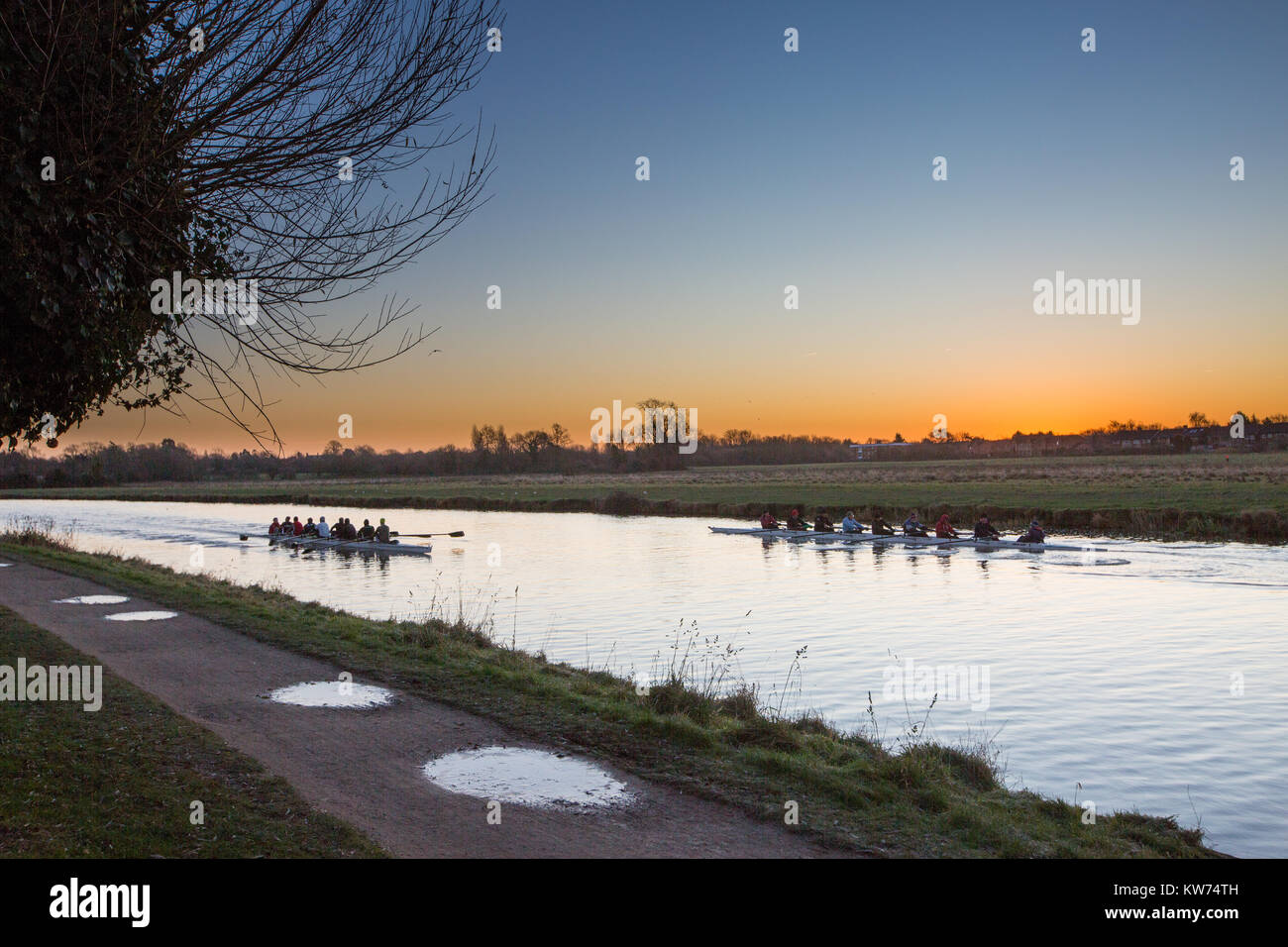 CAMBRIDGE UNIVERSITY STUDENTS ROWING ON THE RIVER CAM IN CAMBRIDGE ...