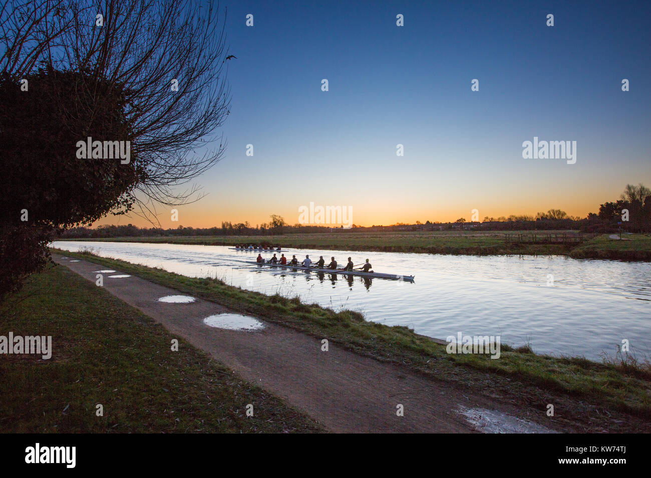 CAMBRIDGE UNIVERSITY STUDENTS ROWING ON THE RIVER CAM IN CAMBRIDGE ...