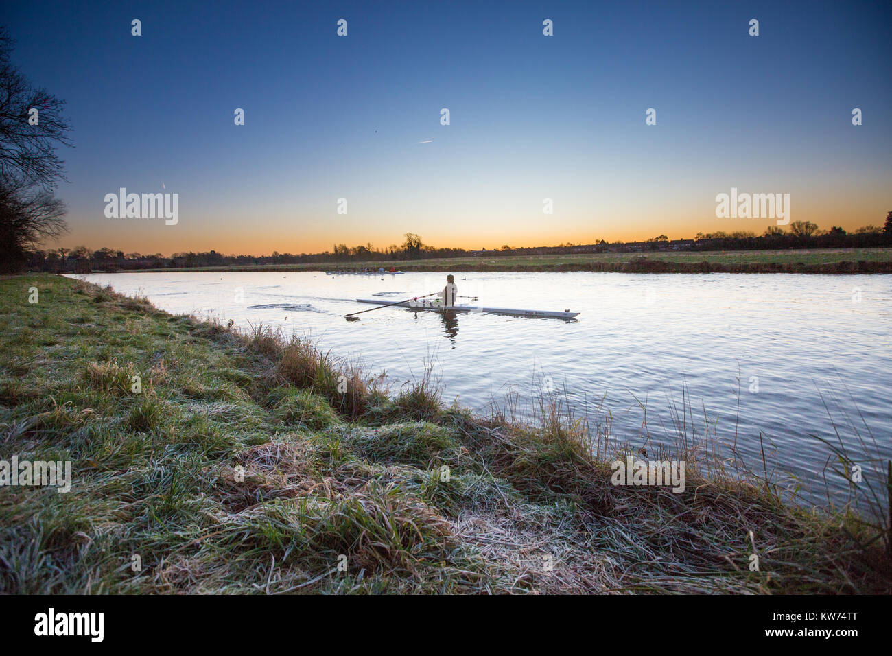 CAMBRIDGE UNIVERSITY STUDENTS ROWING ON THE RIVER CAM IN CAMBRIDGE ...