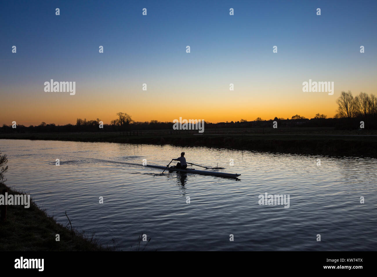 CAMBRIDGE UNIVERSITY STUDENTS ROWING ON THE RIVER CAM IN CAMBRIDGE ...
