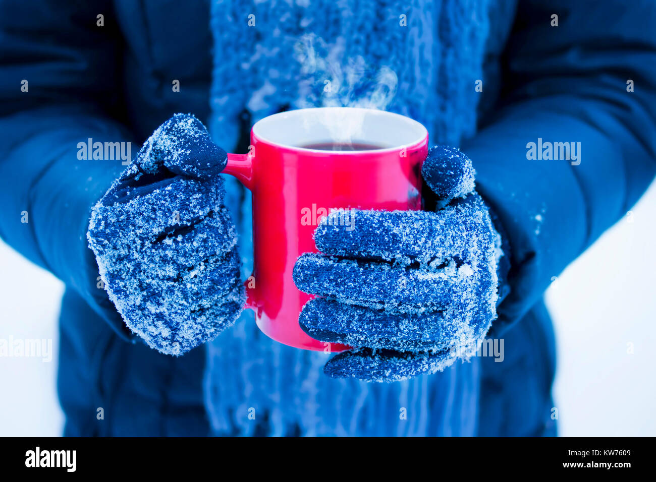 Hands holding mug hi-res stock photography and images - Alamy
