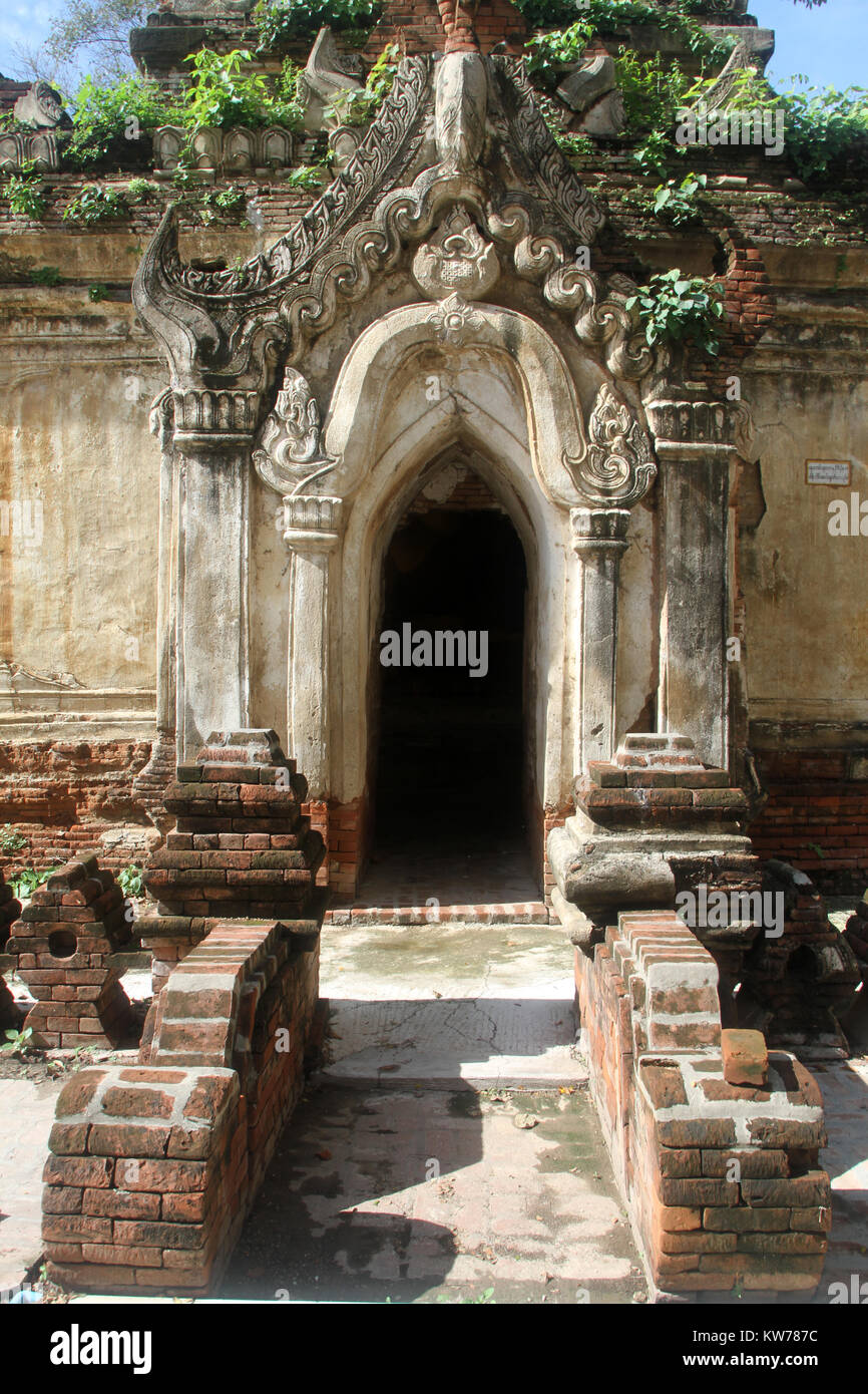 Carved door burma hi-res stock photography and images - Alamy