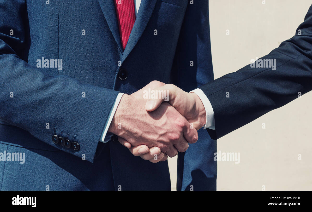 business partnership handshake Stock Photo - Alamy