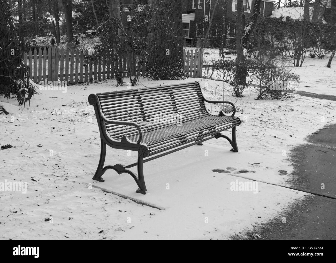 Black and white park bench hi-res stock photography and images - Alamy