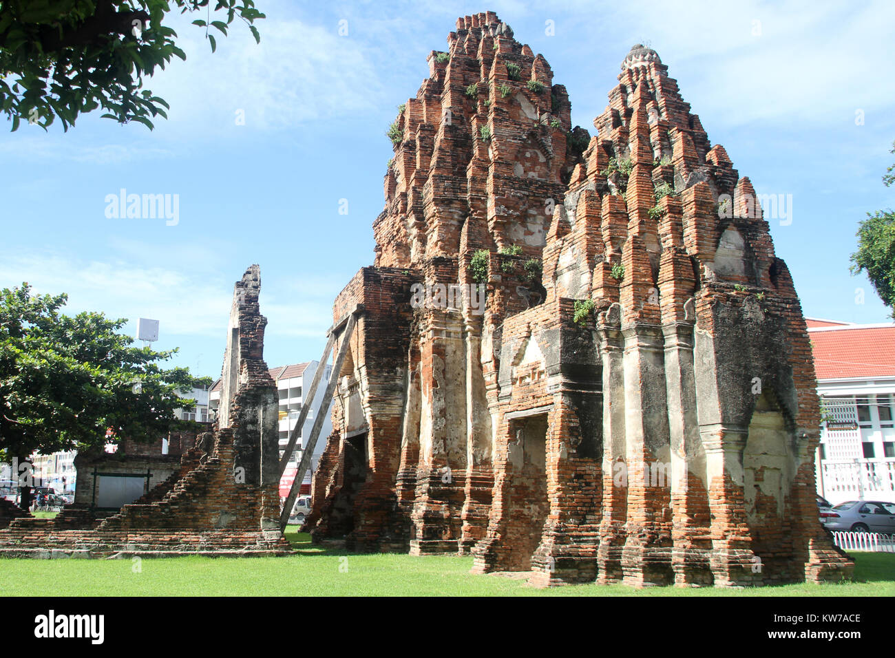 Ruins of red brick chedi Prang Khaek in Lop Buri, Thailand Stock Photo ...