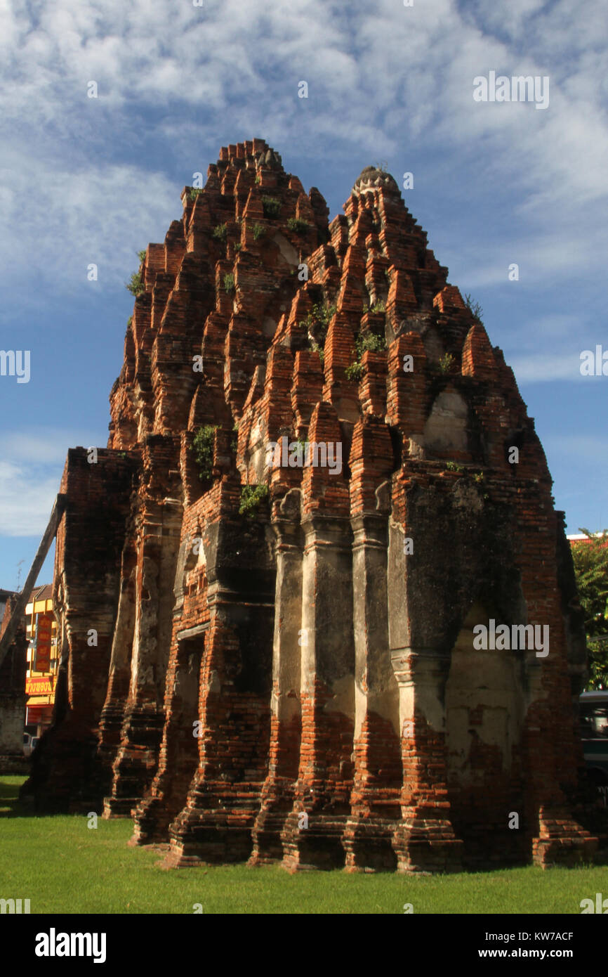 Ruins of red brick chedi Prang Khaek in Lop Buri, Thailand Stock Photo ...