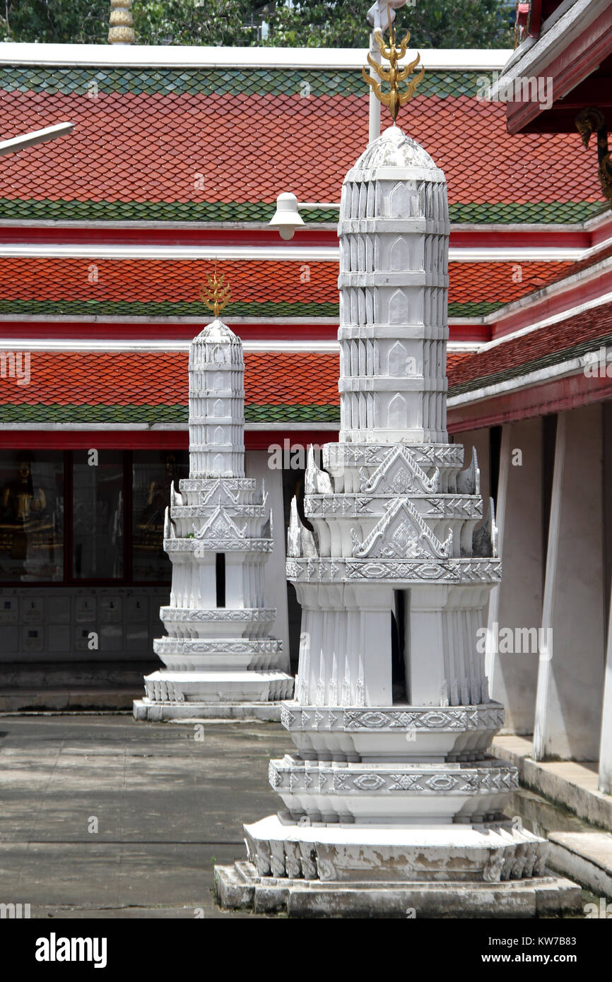 White chedi in Tri Thotsathep, Bangkok, Thailand Stock Photo - Alamy