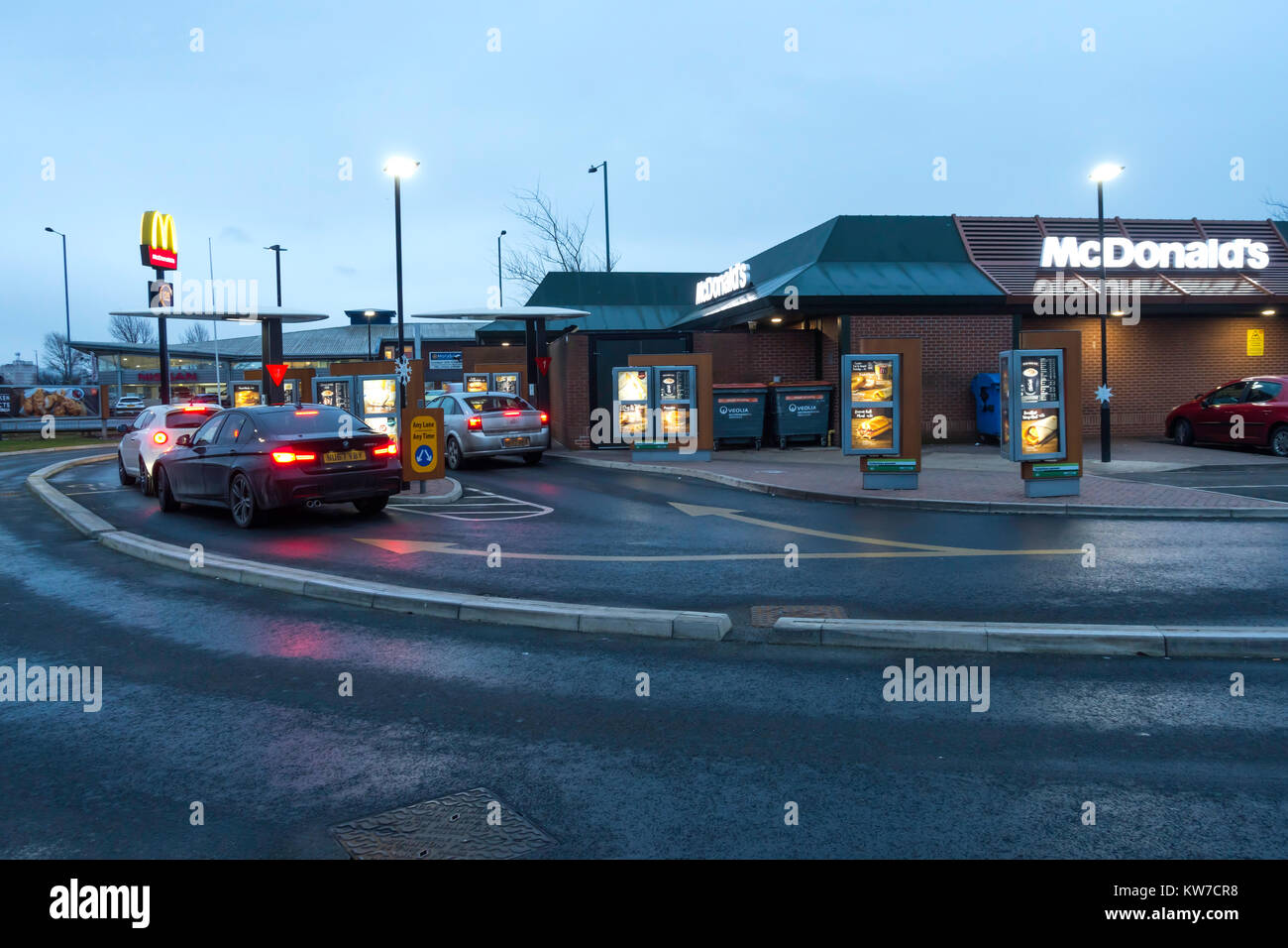 Mcdonalds drive through restaurant hi-res stock photography and images ...