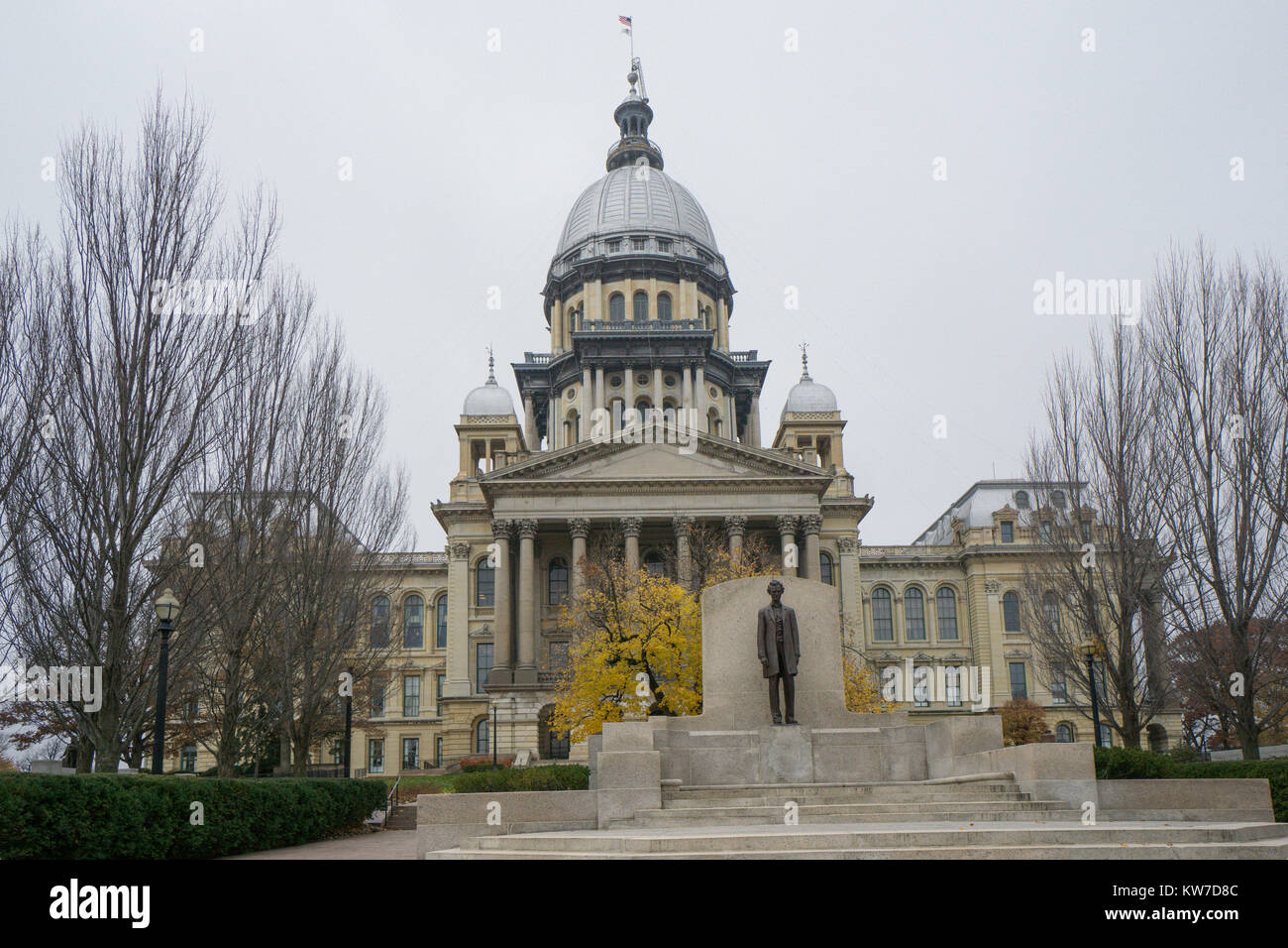 Abraham Lincoln statue in front of Illinois State Capitol building in ...