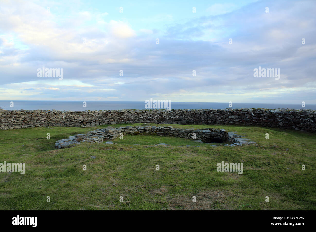 Megalithic archaeological stone circle ring hi-res stock photography ...