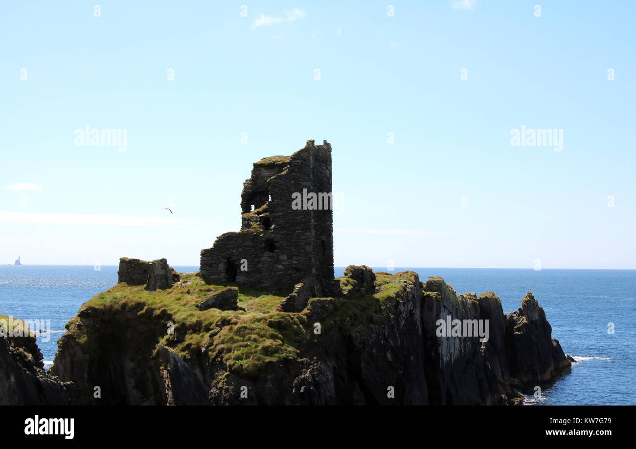 Coastal castle scenic ocean backdrop hi-res stock photography and ...