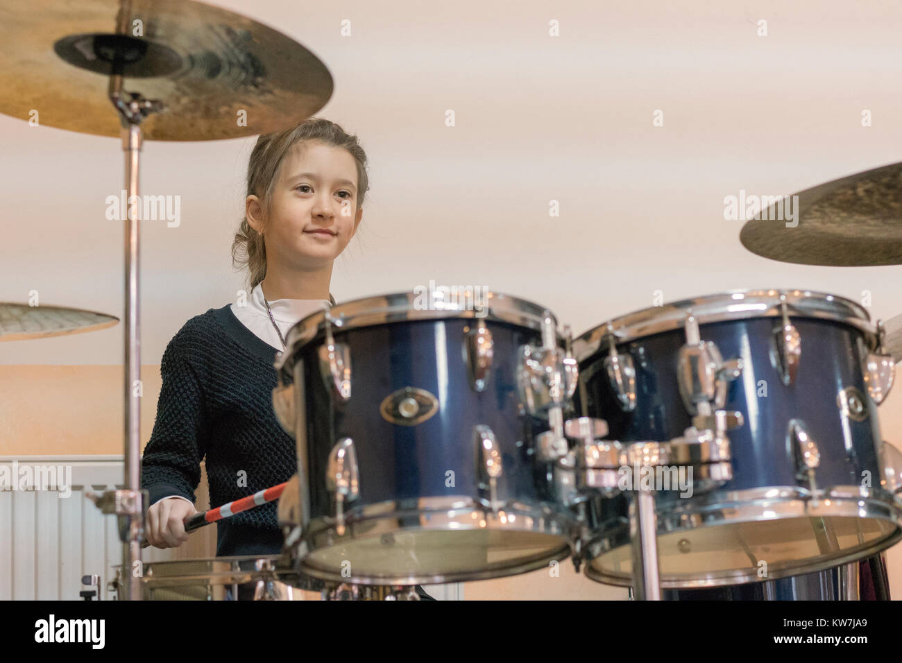girl play drum set/musician Stock Photo - Alamy
