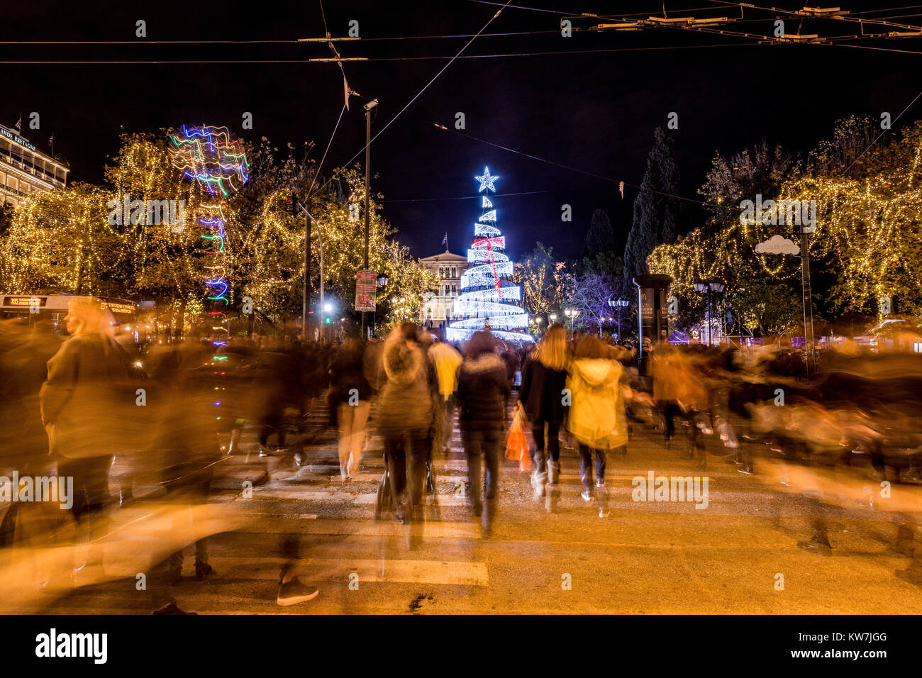 syntagma square with christmas tree christmas 2017 Stock Photo - Alamy