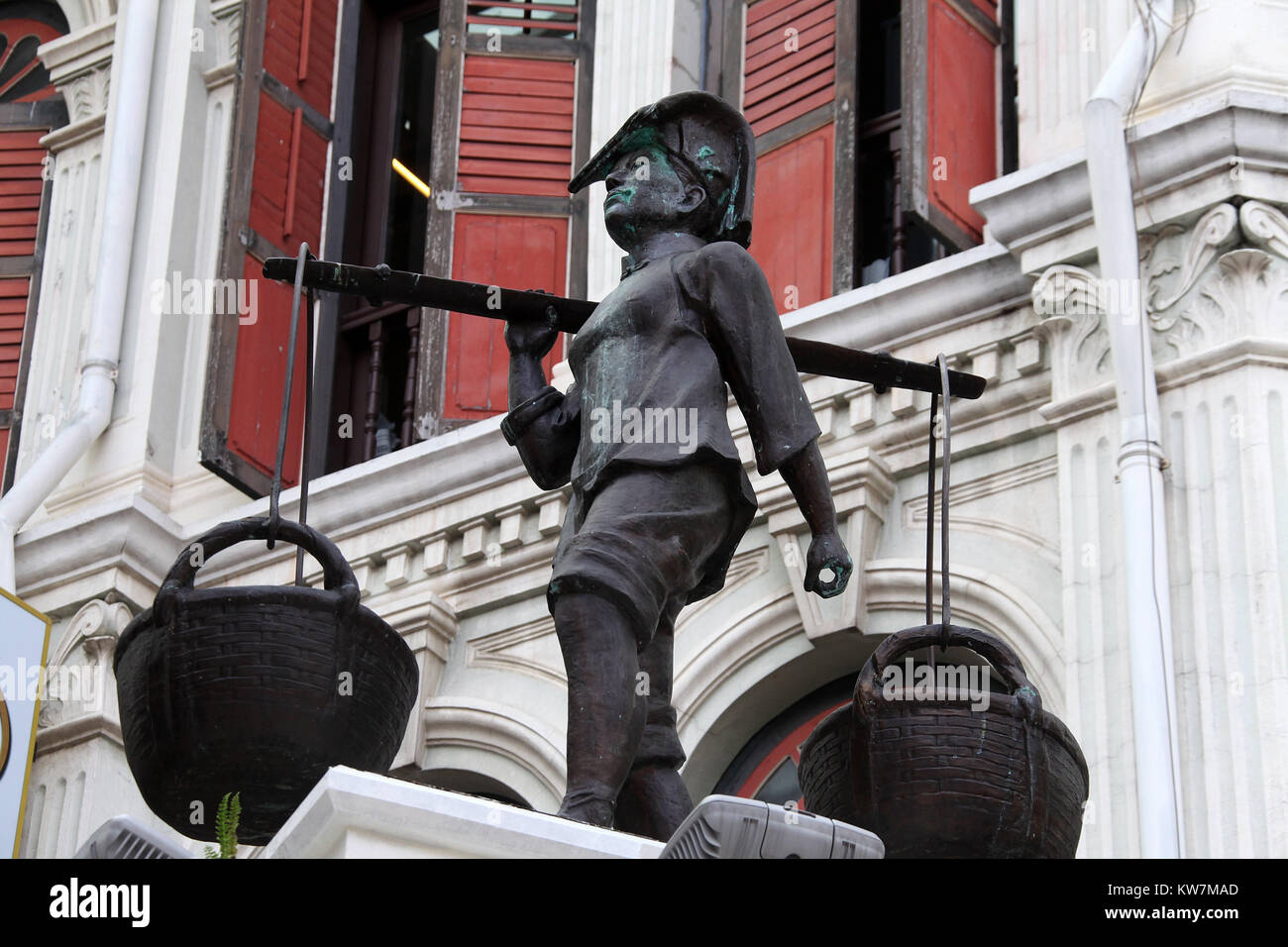 Chinatown Sculpture in Singapore Stock Photo - Alamy