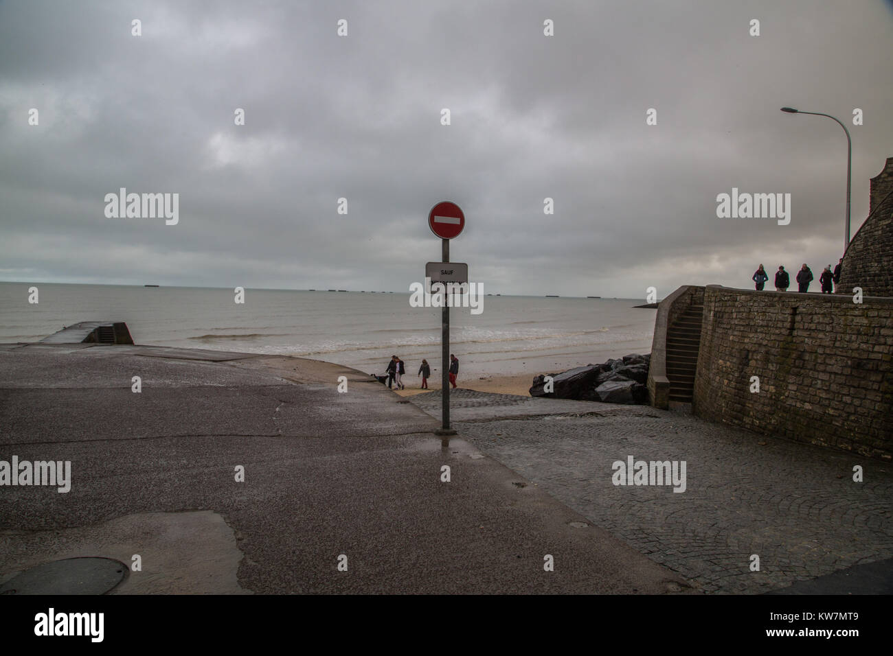 View along the beach at Arromanches les Bains, Calvados Stock Photo - Alamy