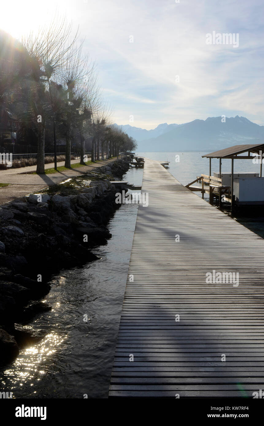 Annecy lake and wooden pontoon, walk path side to water Stock Photo - Alamy