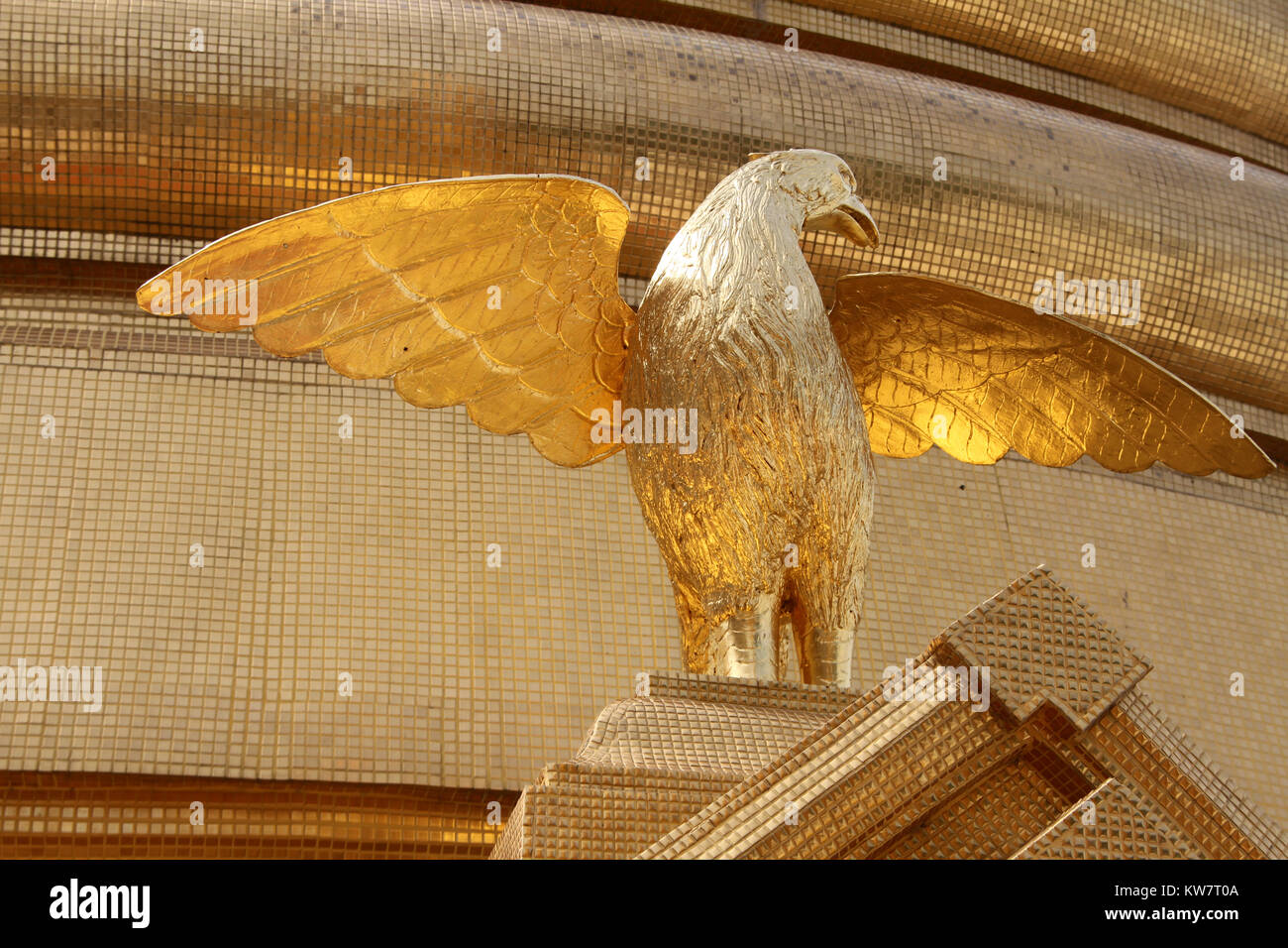 Golden bird statue hi-res stock photography and images - Alamy