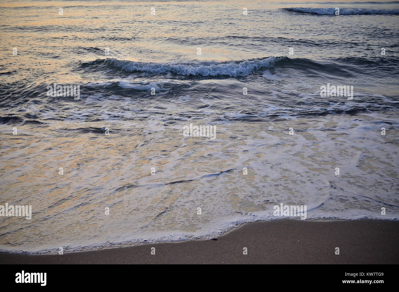 Wave crushing hi-res stock photography and images - Alamy