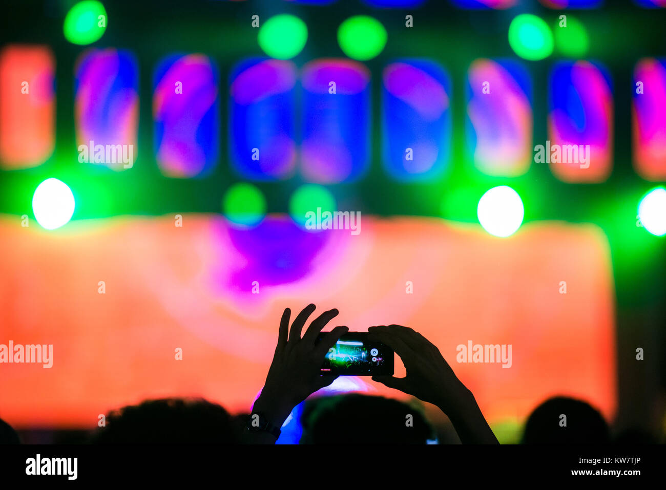 Recording concert mobile phone hi-res stock photography and images - Alamy