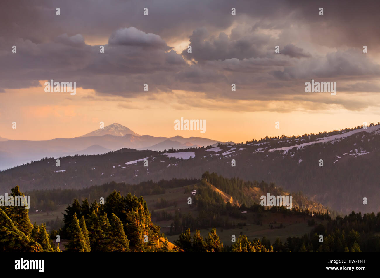 Sun Glows Over Oregon Mountains just before sunset Stock Photo - Alamy