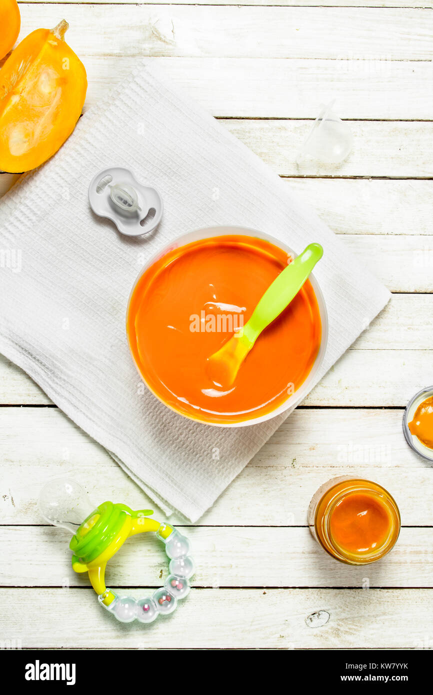 Baby food. Puree from fresh pumpkin. On a white wooden background Stock ...