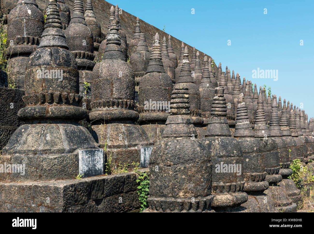 Koe Thaung (Kothaung) Pagoda, Mrauk U, Burma (Myanmar Stock Photo - Alamy