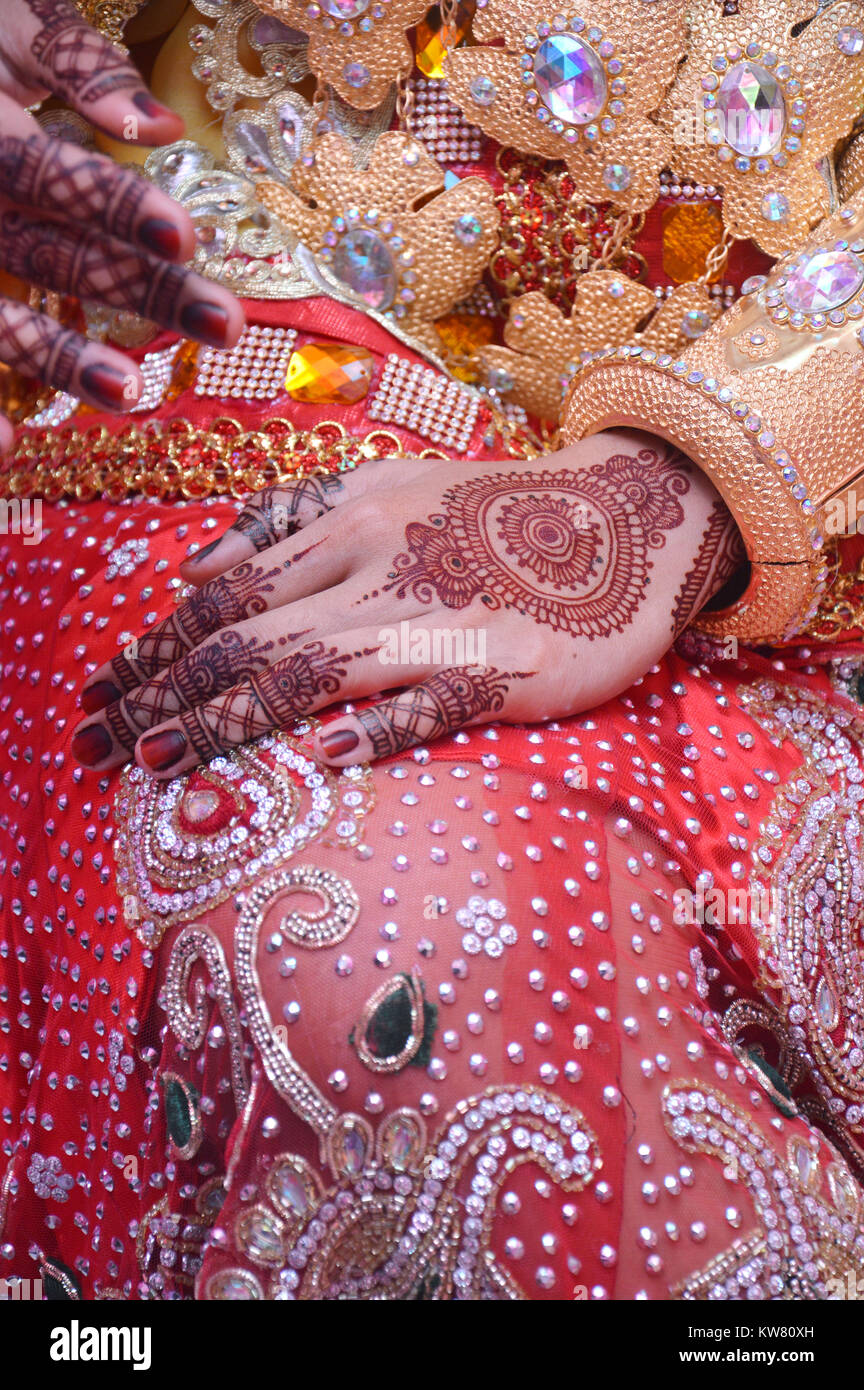 Henna On Hands Of Buginese Indonesian Wedding Bride Stock Photo - Alamy