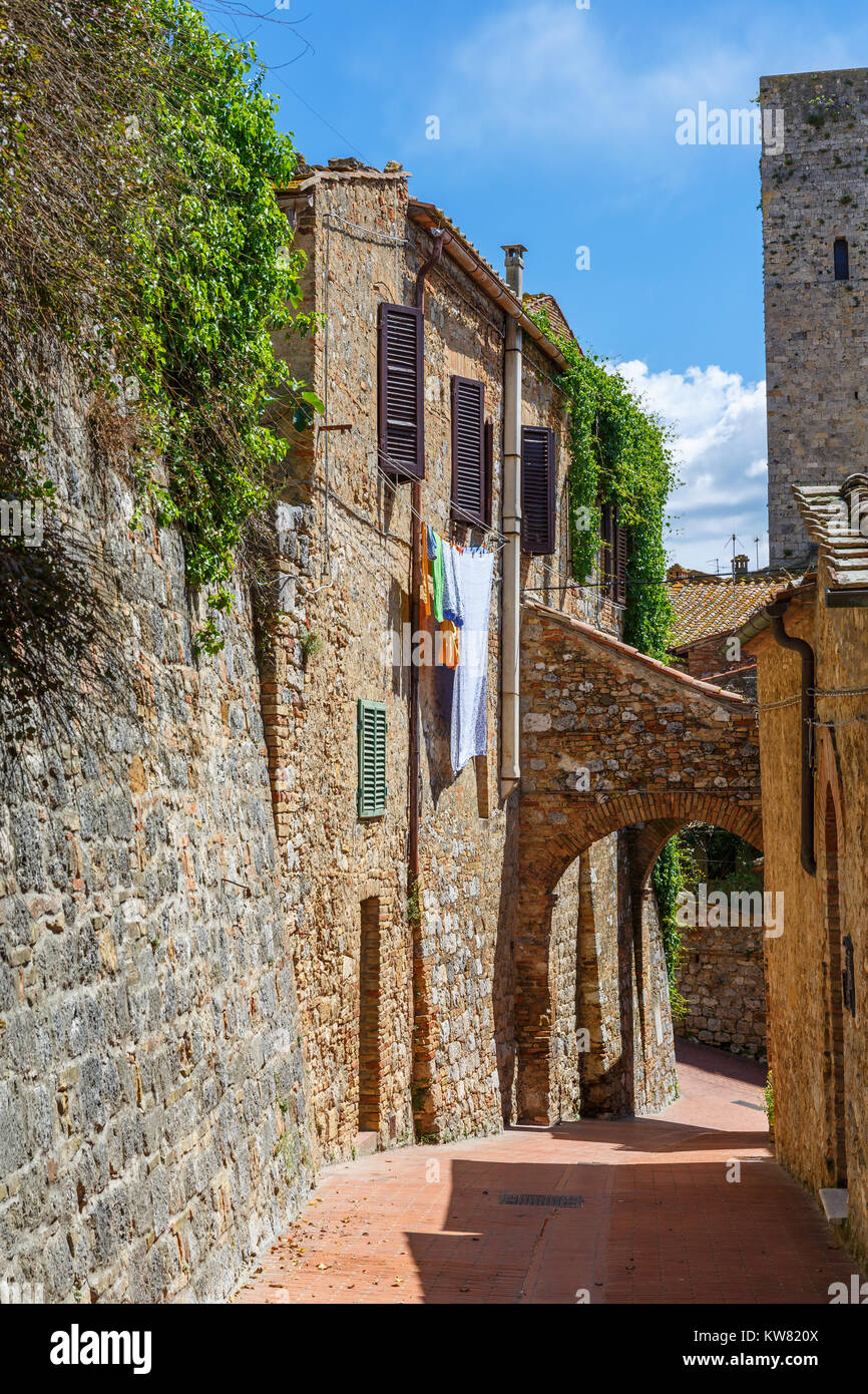 Alley in an Italian city with hanging laundry Stock Photo - Alamy