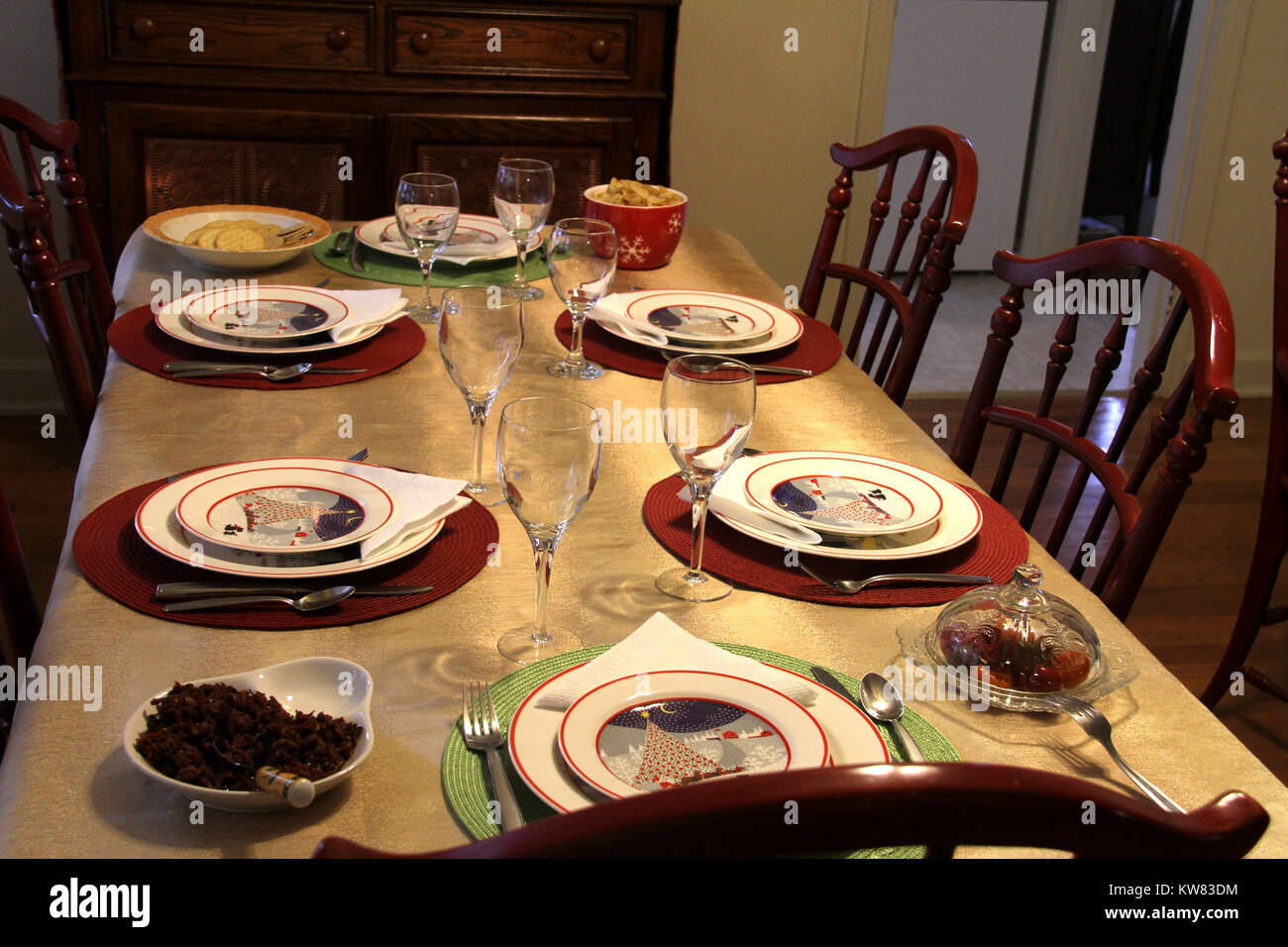 Guests dining table hi-res stock photography and images - Alamy