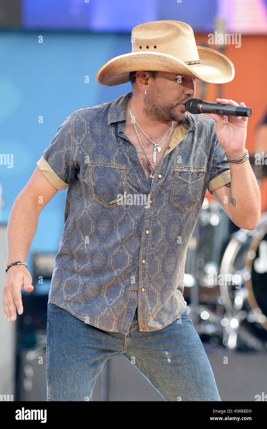 NEW YORK, NY - AUGUST 26: Country music singer Jason Aldean performs on ...