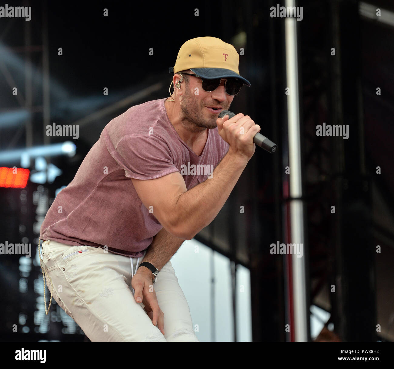 FORT LAUDERDALE, FL - APRIL 16: Sam Hunt performs onstage during ...