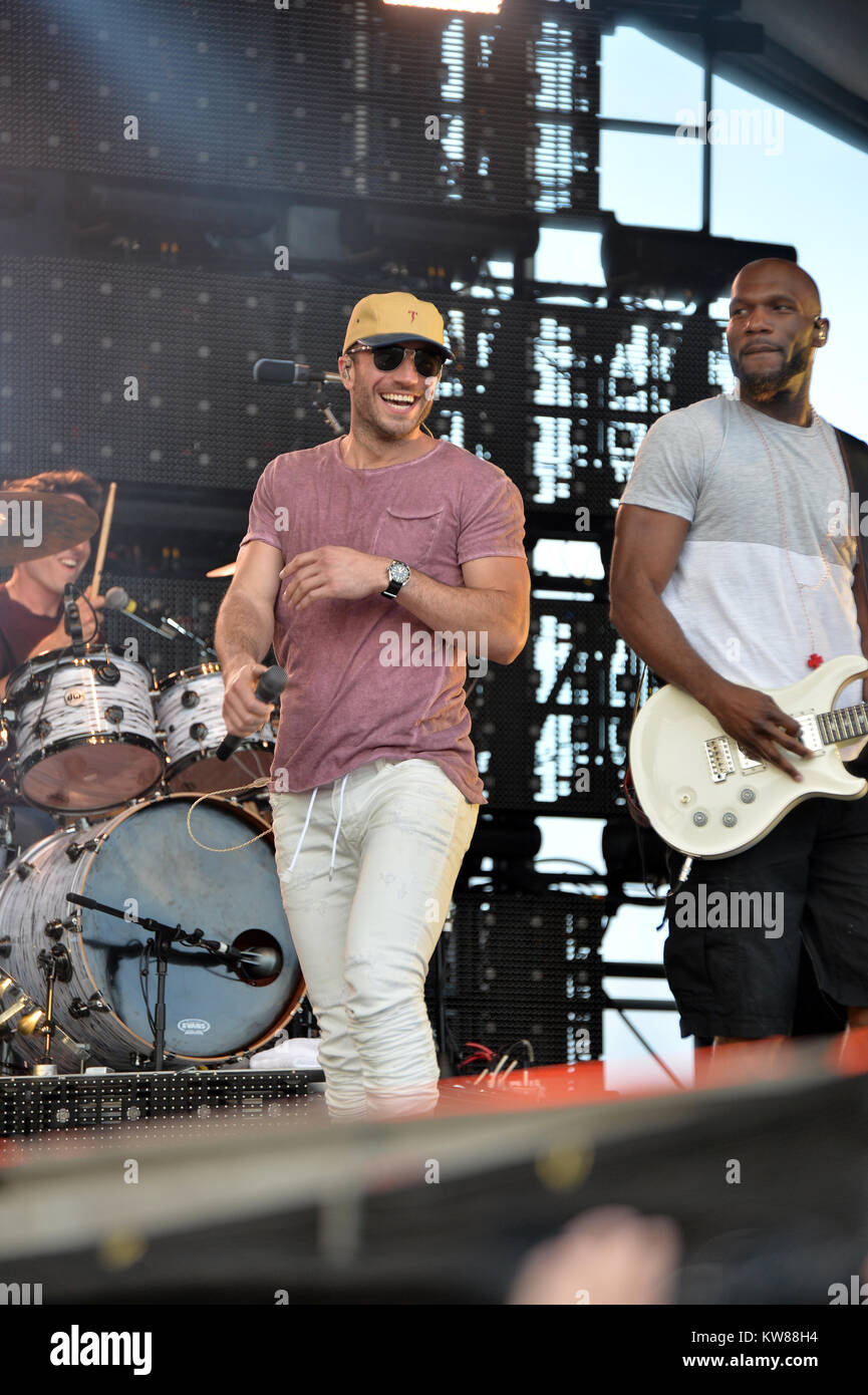 FORT LAUDERDALE, FL - APRIL 16: Sam Hunt performs onstage during ...