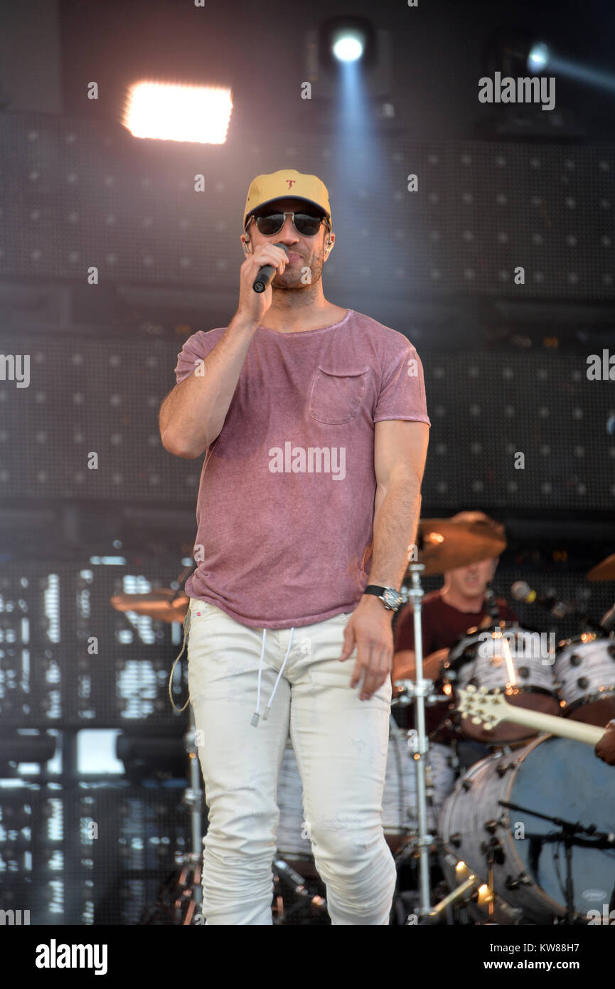 FORT LAUDERDALE, FL - APRIL 16: Sam Hunt performs onstage during ...