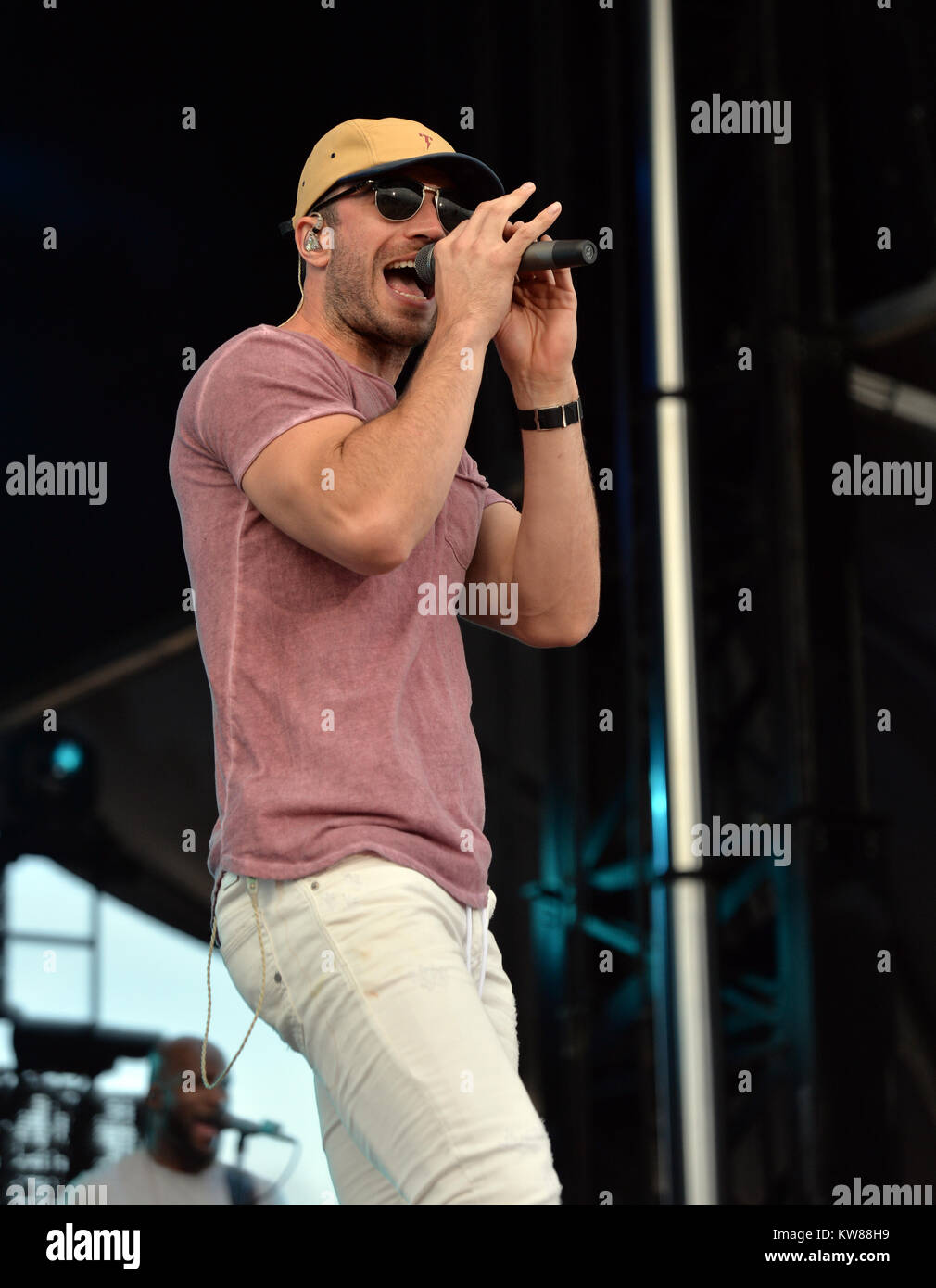 FORT LAUDERDALE, FL - APRIL 16: Sam Hunt performs onstage during ...