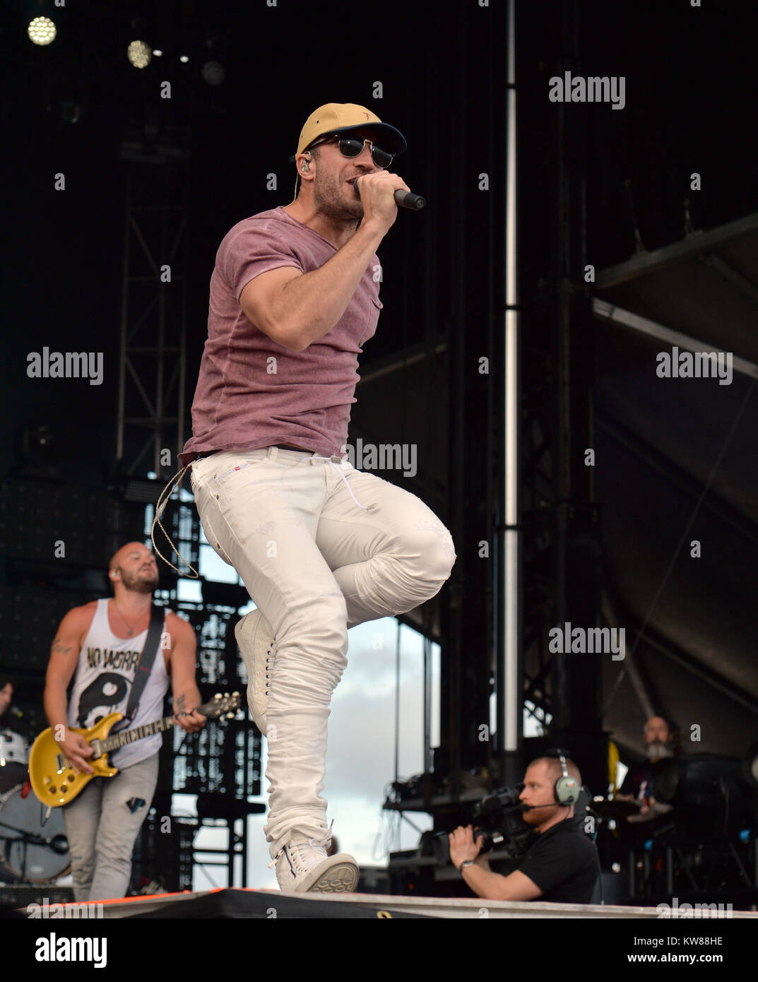 FORT LAUDERDALE, FL - APRIL 16: Sam Hunt performs onstage during ...