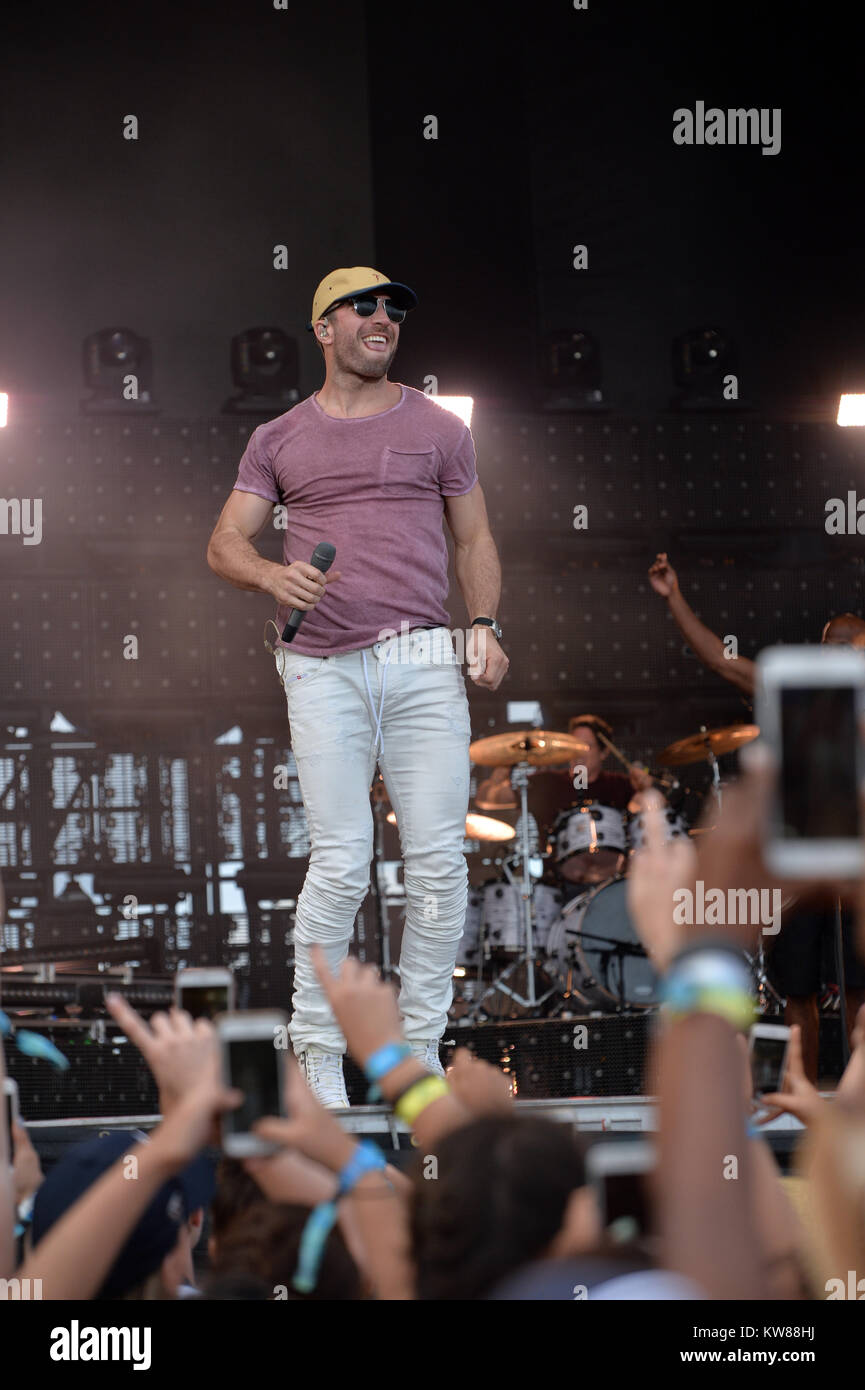 FORT LAUDERDALE, FL - APRIL 16: Sam Hunt performs onstage during ...