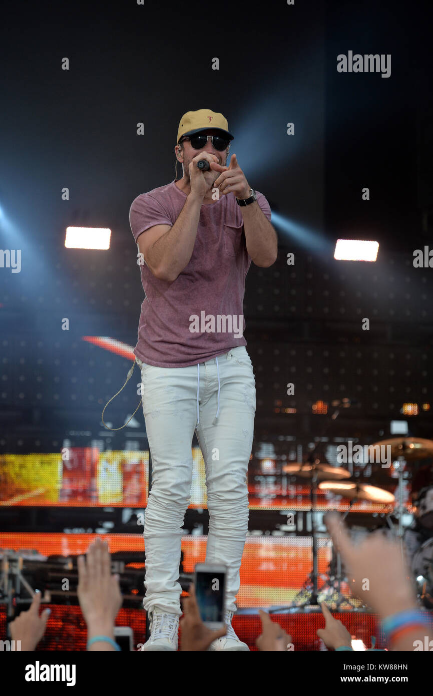 FORT LAUDERDALE, FL - APRIL 16: Sam Hunt performs onstage during ...