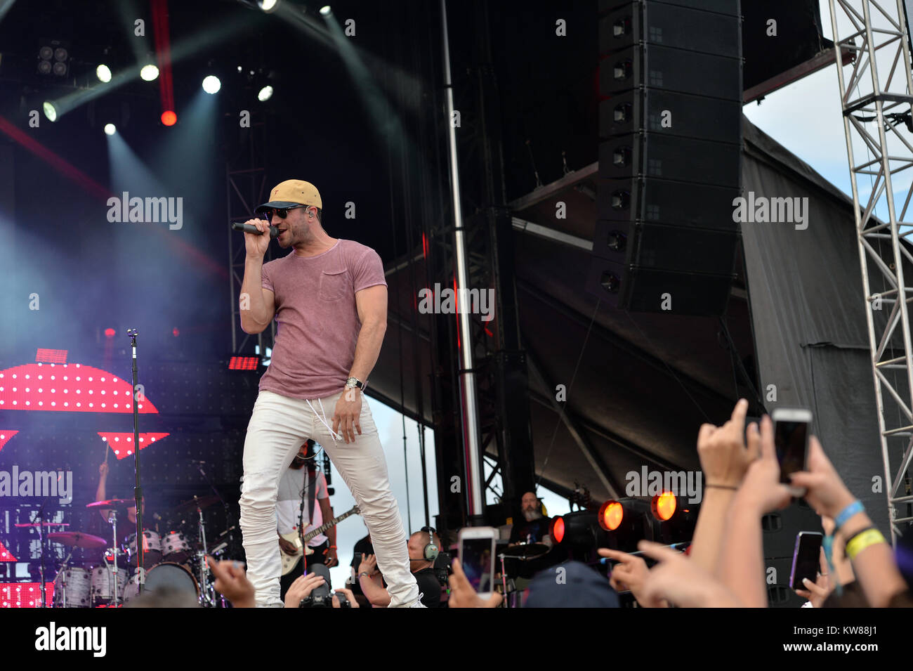 FORT LAUDERDALE, FL - APRIL 16: Sam Hunt performs onstage during ...