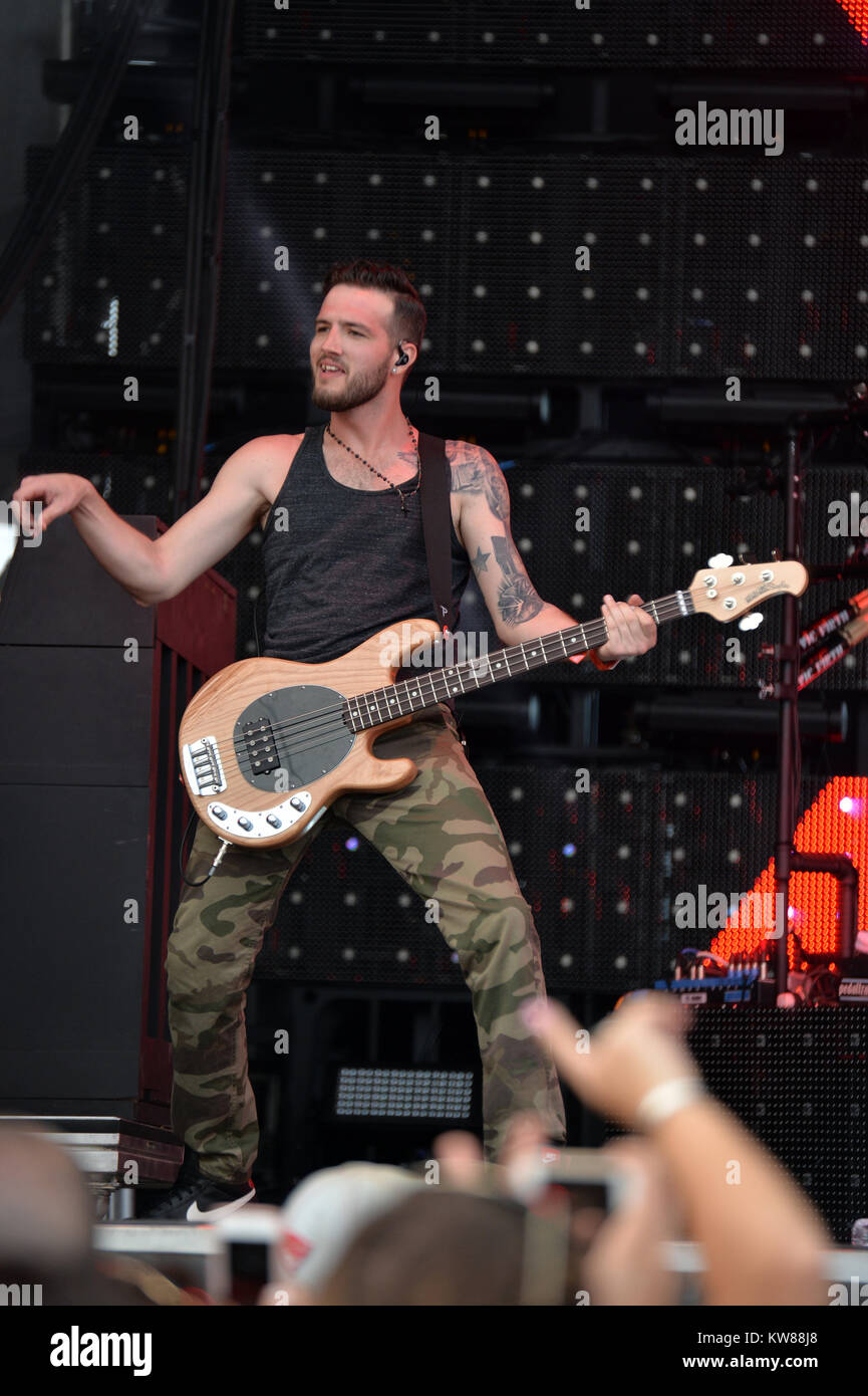 FORT LAUDERDALE, FL - APRIL 16: Sam Hunt performs onstage during ...