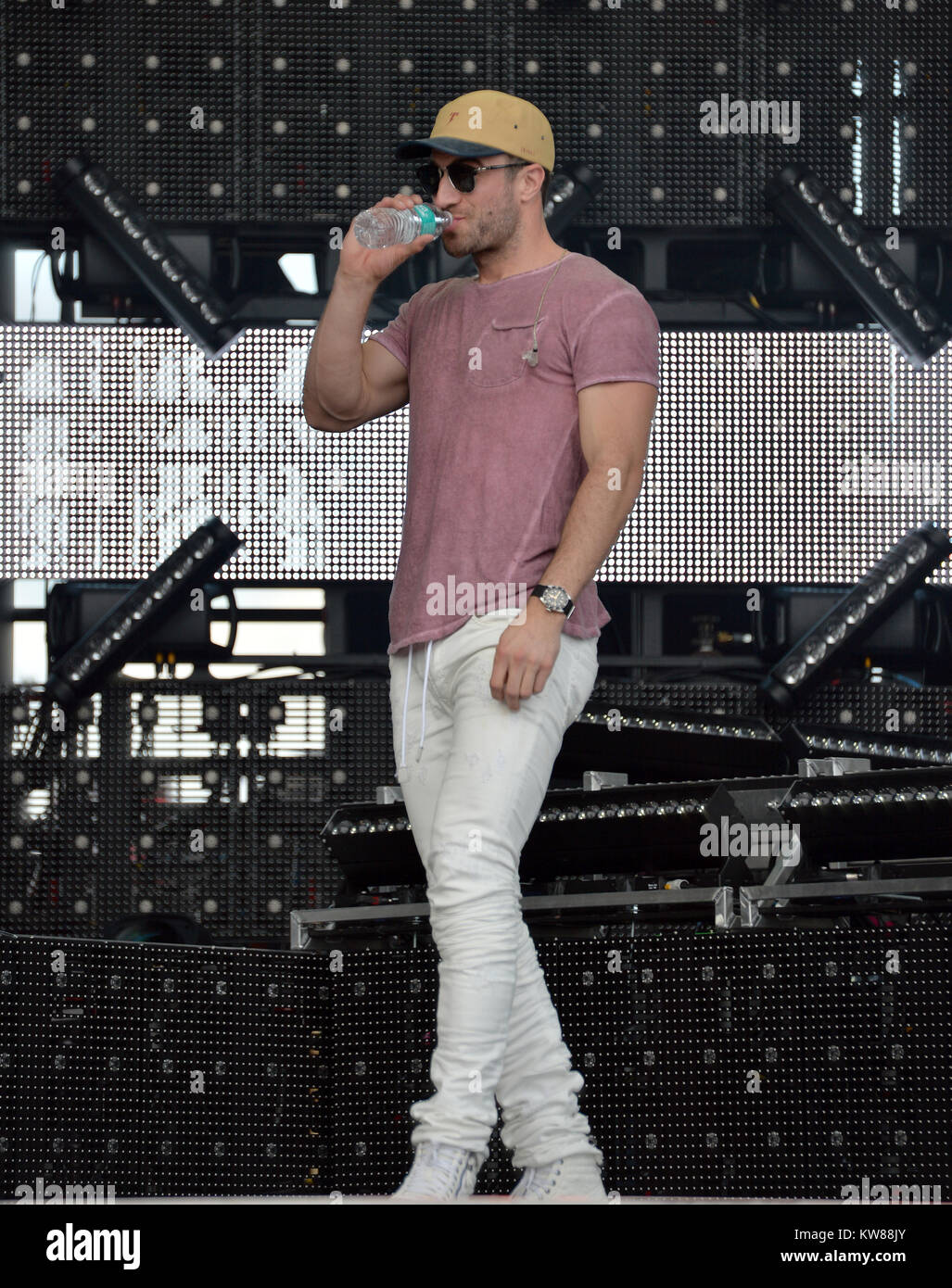 FORT LAUDERDALE, FL - APRIL 16: Sam Hunt performs onstage during ...