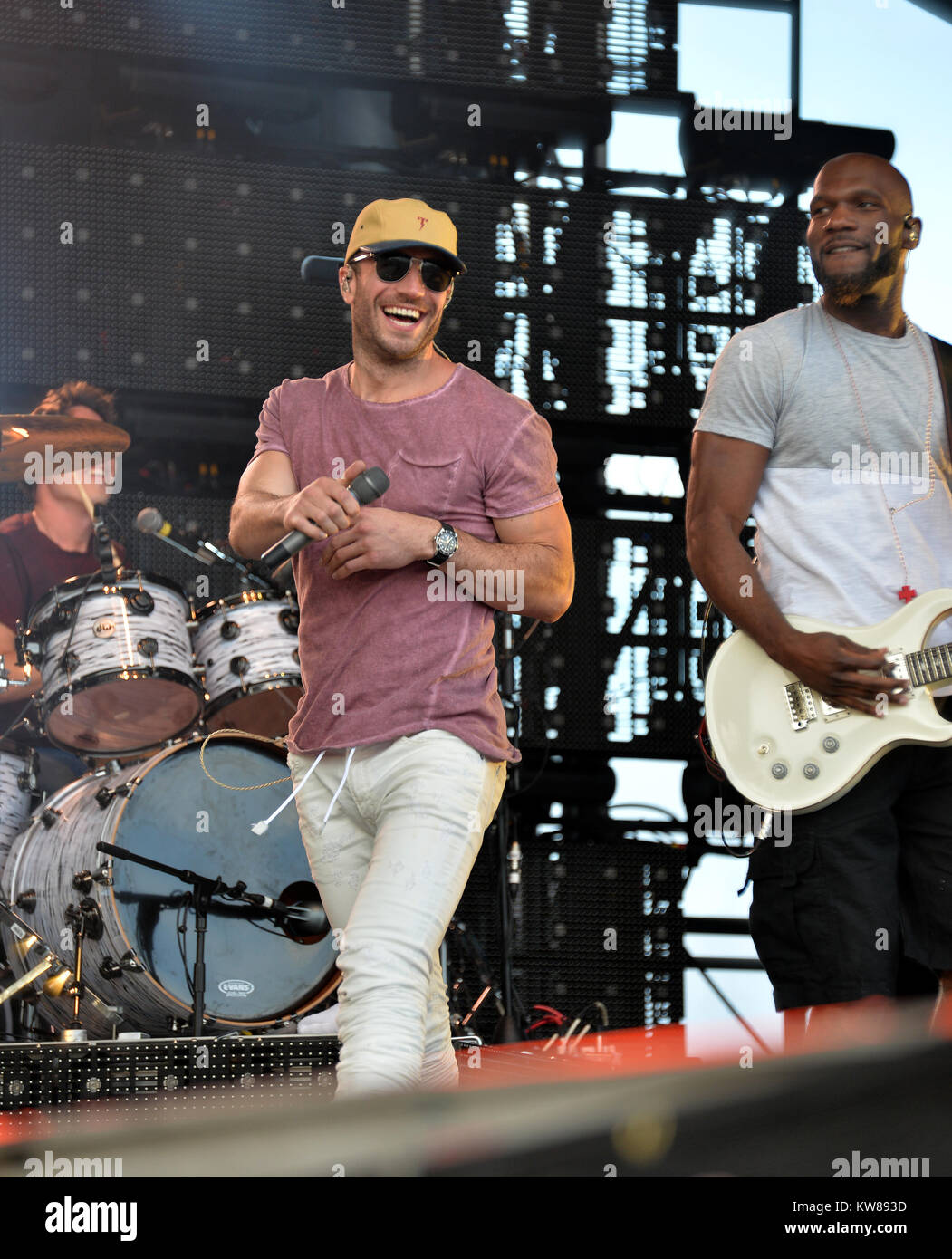FORT LAUDERDALE, FL - APRIL 16: Sam Hunt performs onstage during ...