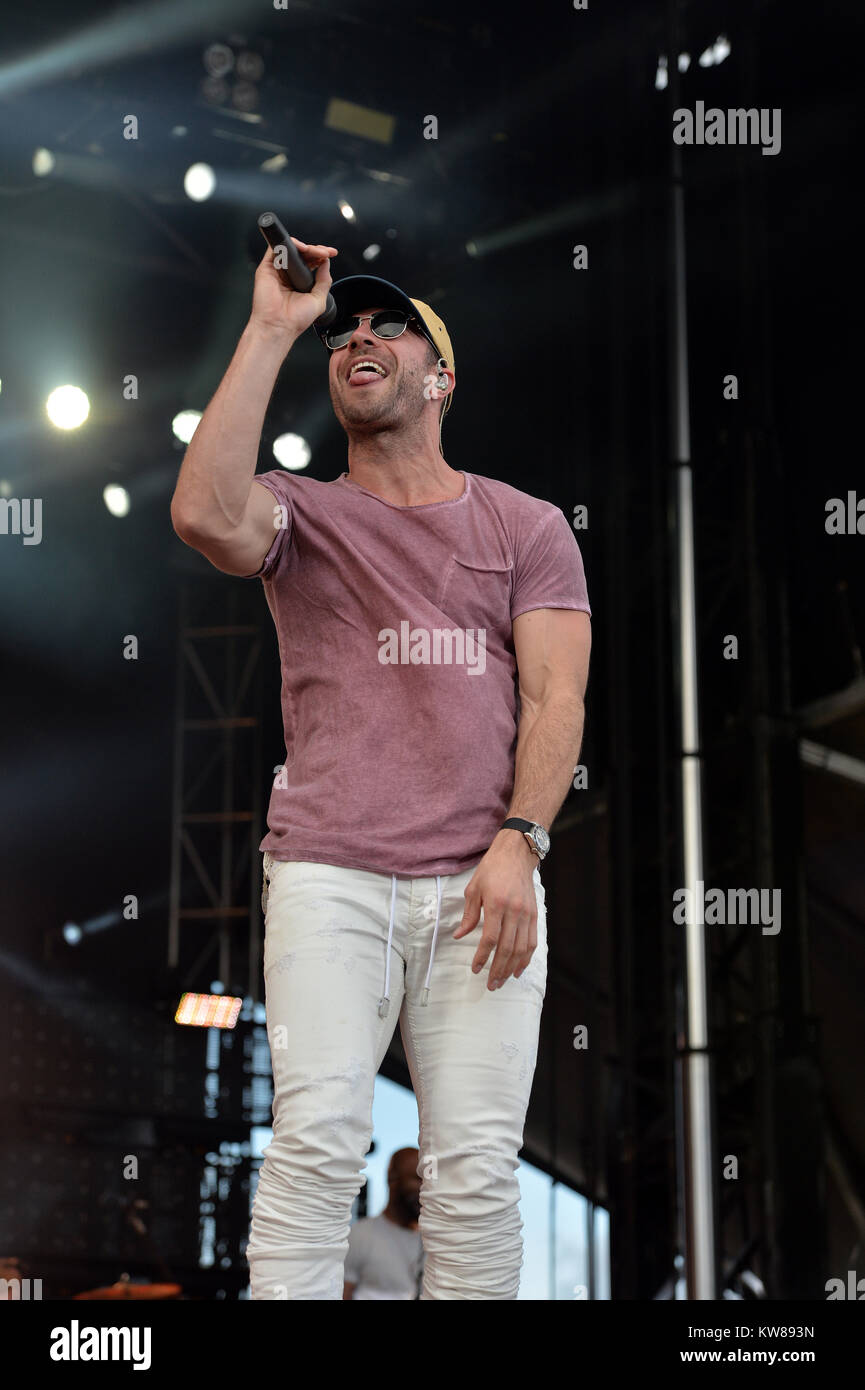 FORT LAUDERDALE, FL - APRIL 16: Sam Hunt performs onstage during ...