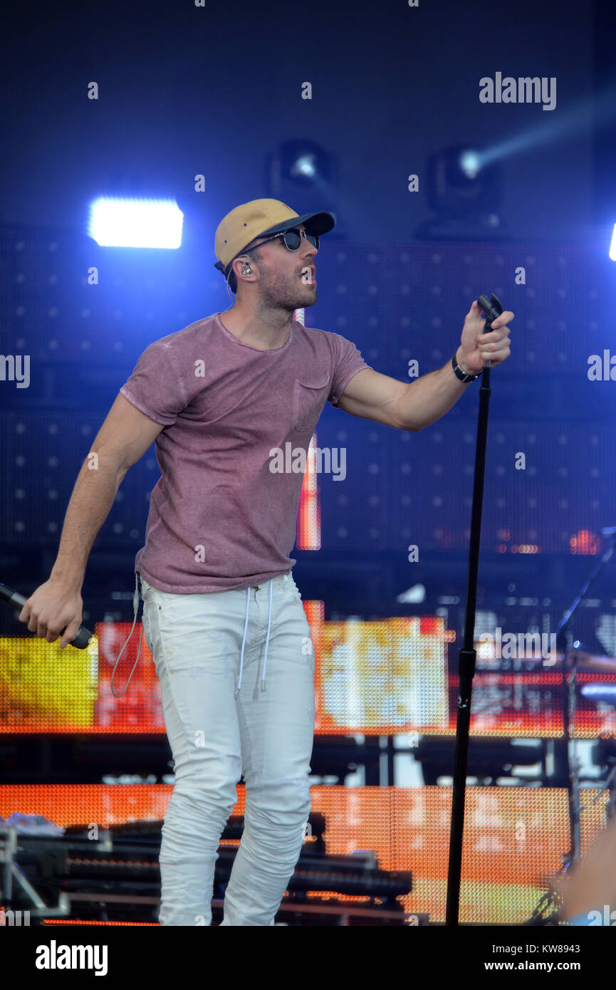 FORT LAUDERDALE, FL - APRIL 16: Sam Hunt performs onstage during ...